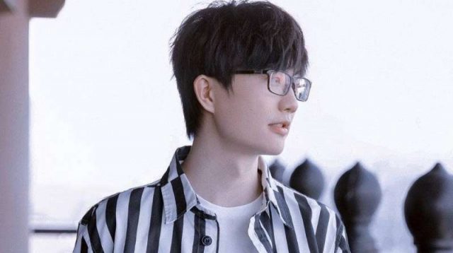 Penyanyi Xu Song Terciduk Gandengan Tangan dengan Host 'Hello Saturday'