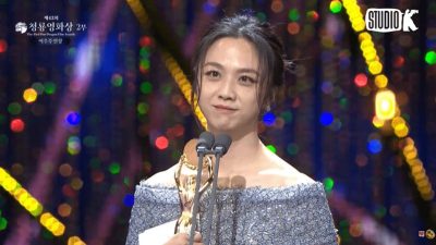 Tang Wei Jadi Artis Luar Korea Pertama yang Menang Penghargaan Blue ...