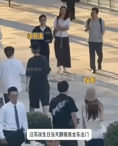 Silence Wang Spotted Shopping with Internet Celebrity Junchen